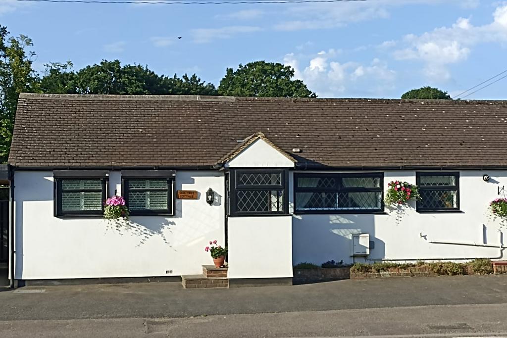 Lower Dicker, Hailsham, BN27 2 bed detached bungalow - £325,000