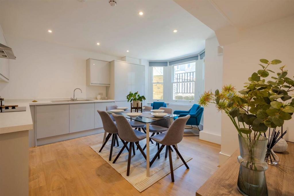 Ramsden Road, Balham London, SW12 8RA 3 bed flat - £3,380 pcm (£780 pw)