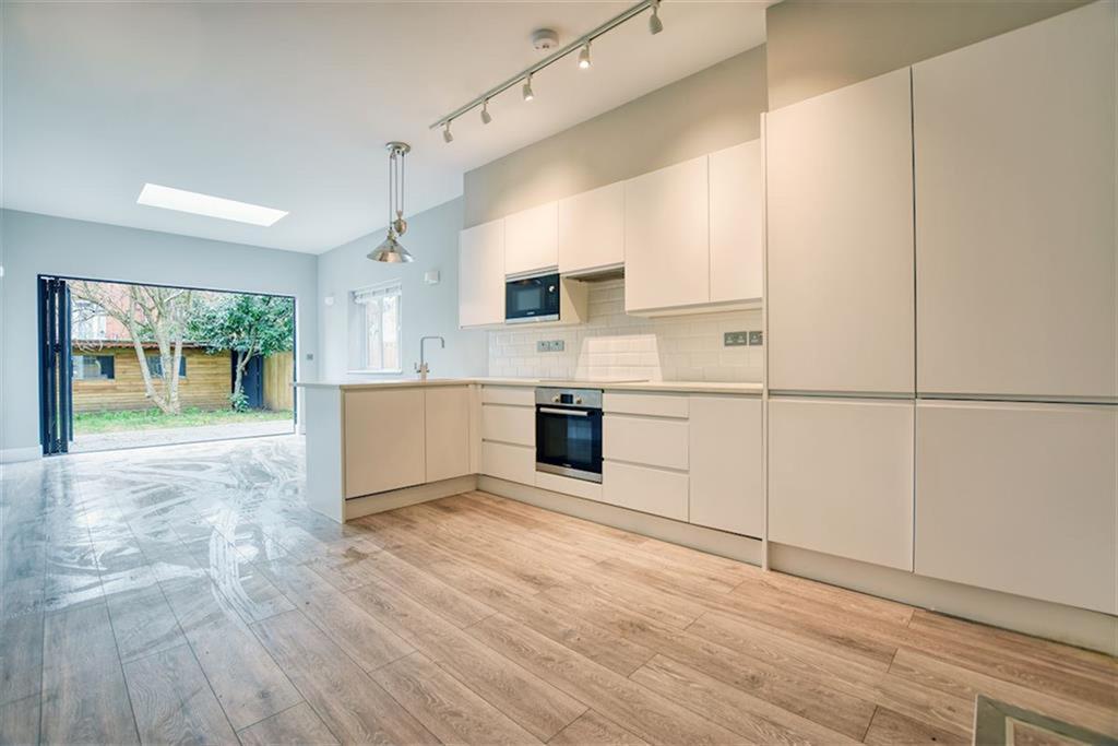 Larch Road, Cricklewood, NW2 2 bed flat to rent - £2,500 pcm (£577 pw)