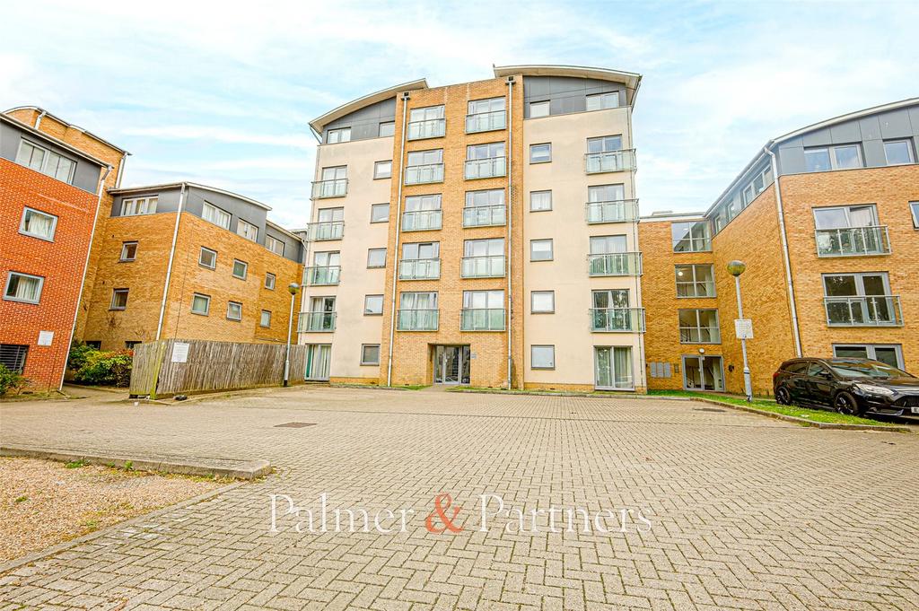 St James Place, Colchester, Essex, CO4 2 bed parking to rent - £1,100 ...