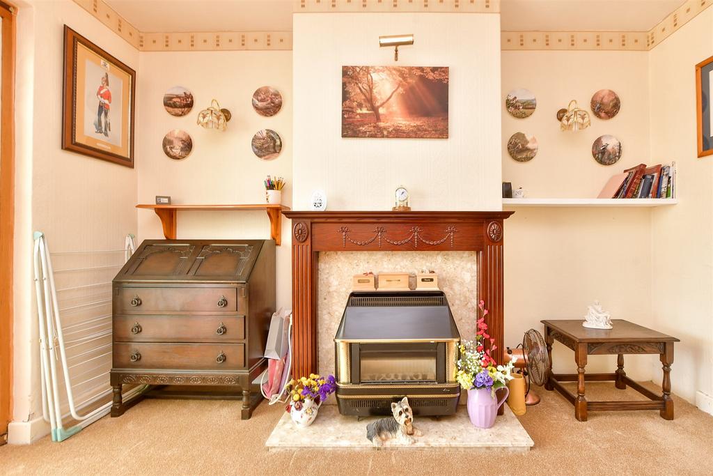 Margate Road, Ramsgate CT12 3 bed semi-detached house for sale - £192,000