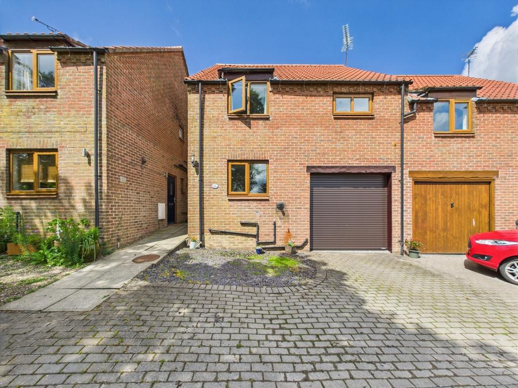 Back Lane, Fridaythorpe, YO25 9SF 3 bed semi-detached house - £210,000