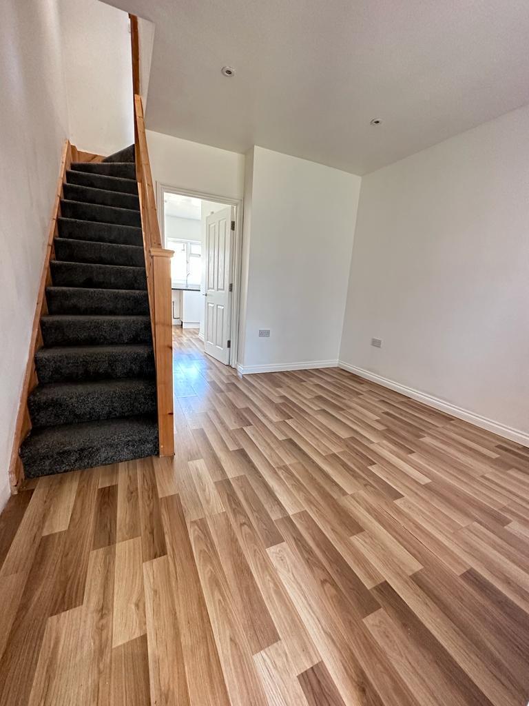 Greenford UB6 2 bed semi-detached house - £2,100 pcm (£485 pw)