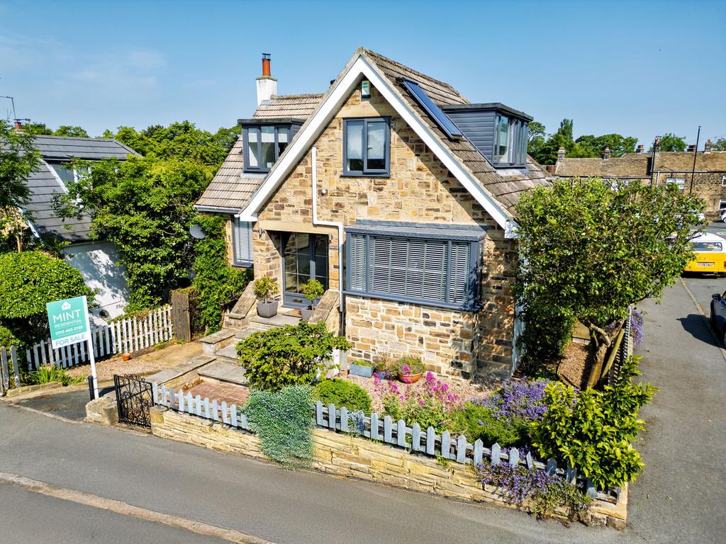 Springwood Road, Leeds LS19 3 bed detached house - £465,000