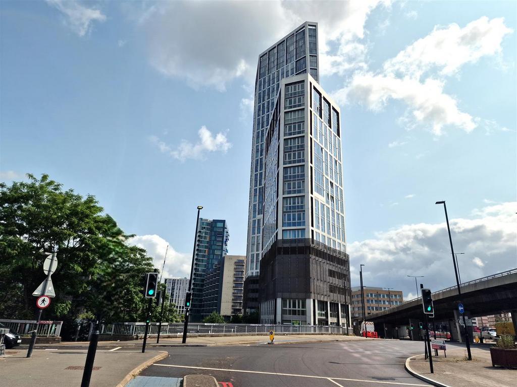 High Street, London 2 bed apartment to rent - £2,400 pcm (£554 pw)
