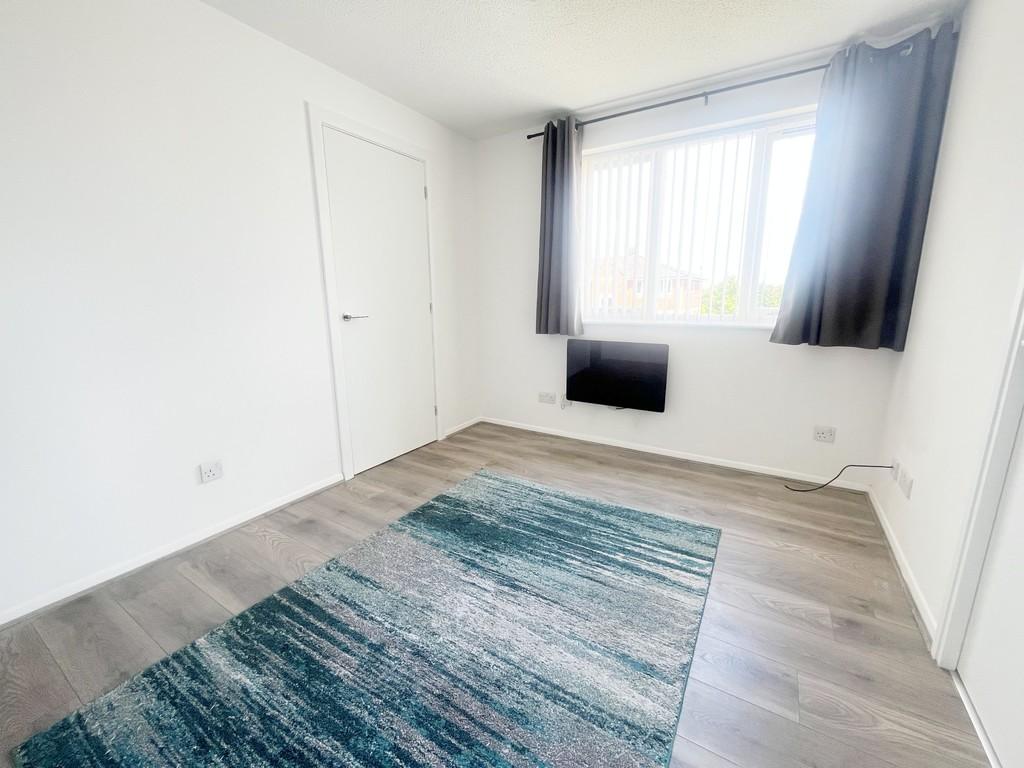 Lowestoft Drive, Slough 2 bed apartment - £1,200 pcm (£277 pw)