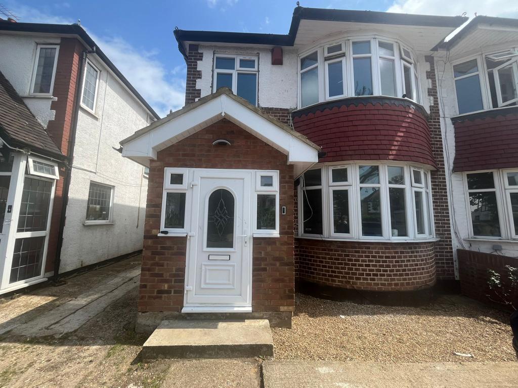 Greenford, UB6 3 bed semi-detached house - £2,500 pcm (£577 pw)