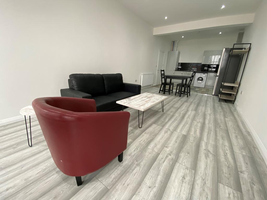Cheetham Hill Road, Manchester M8 1 bed flat - £950 pcm (£219 pw)
