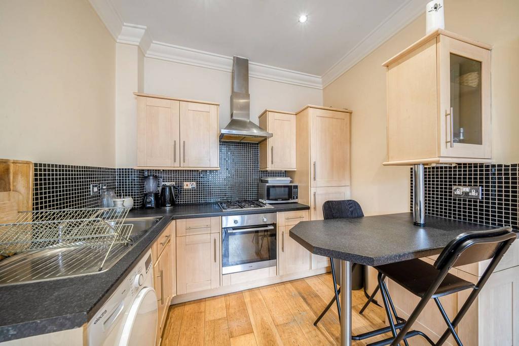 Haydons Road, Wimbledon, London, SW19 2 bed flat - £1,850 pcm (£427 pw)
