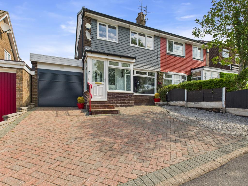 Yew Tree Lane, Dukinfield, SK16 5DN 3 bed semi-detached house - £280,000