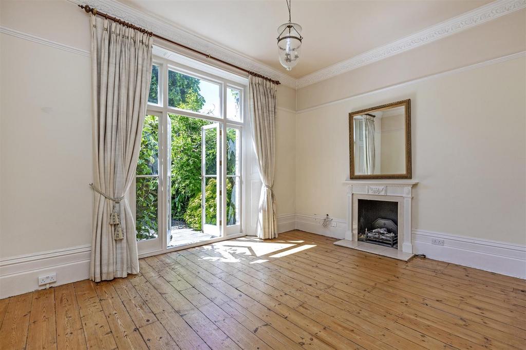Upper Richmond Road, Putney, SW15 2 bed flat to rent - £2,500 pcm (£577 pw)