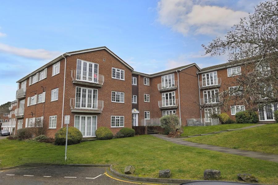 Belgrave Manor, Woking GU22 2 bed apartment to rent - £1,750 pcm (£404 pw)