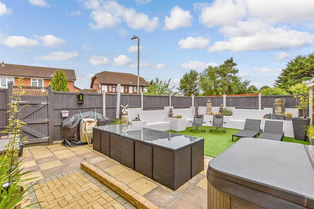 Willow Road, Larkfield, Kent 5 bed detached house for sale - £625,000