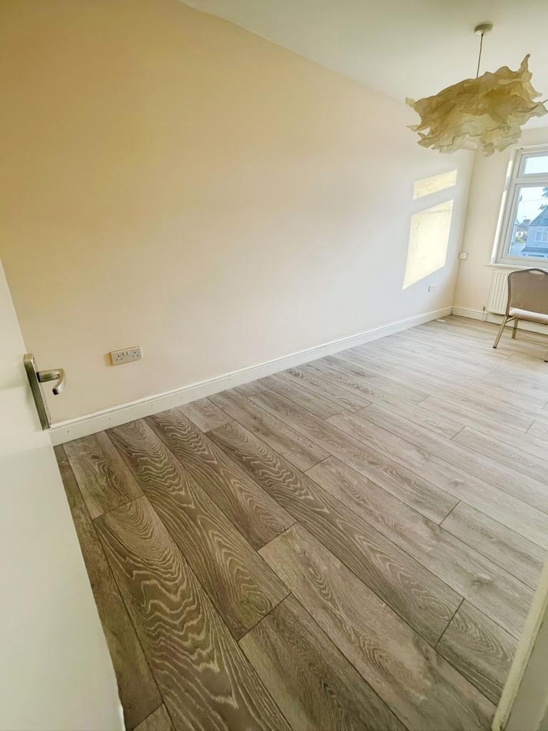 Collier Row Lane, London RM5 2 bed flat to rent - £1,650 pcm (£381 pw)