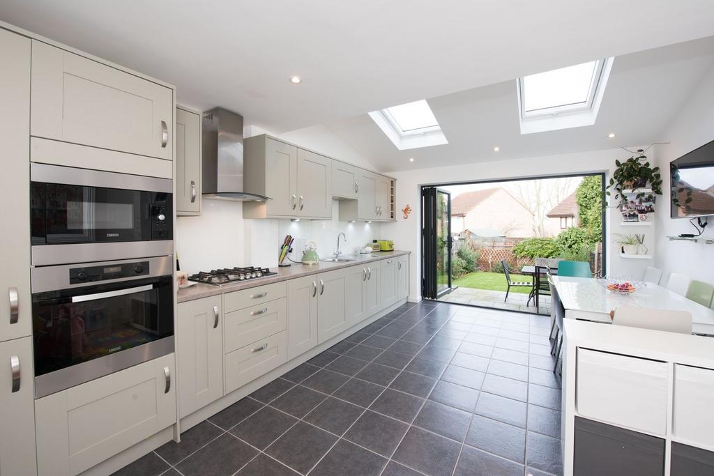 Finnart Close, WEYBRIDGE, KT13 2 bed terraced house - £1,795 pcm (£414 pw)