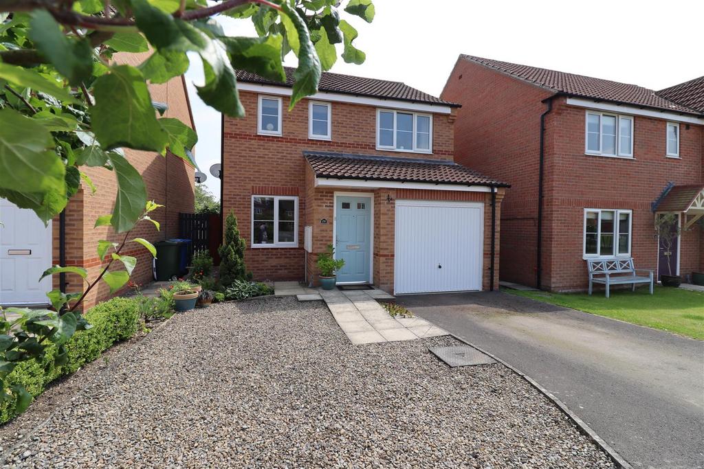 Derek Vivian Close, Pocklington, York 3 bed detached house - £300,000