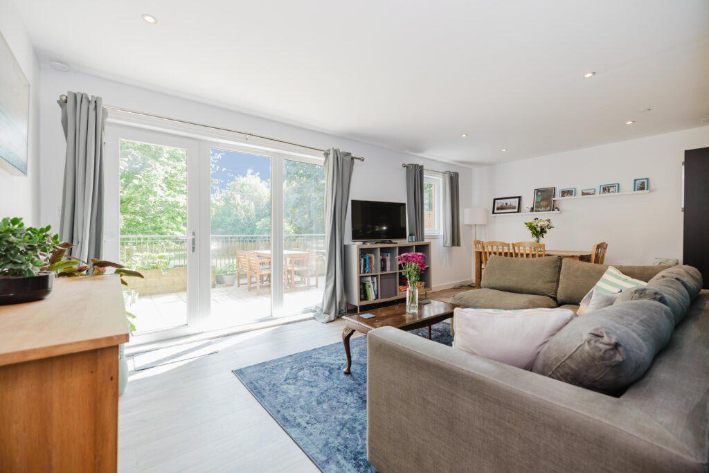 4112L – Lochend Park View, Edinburgh... 2 bed flat - £1,500 pcm (£346 pw)