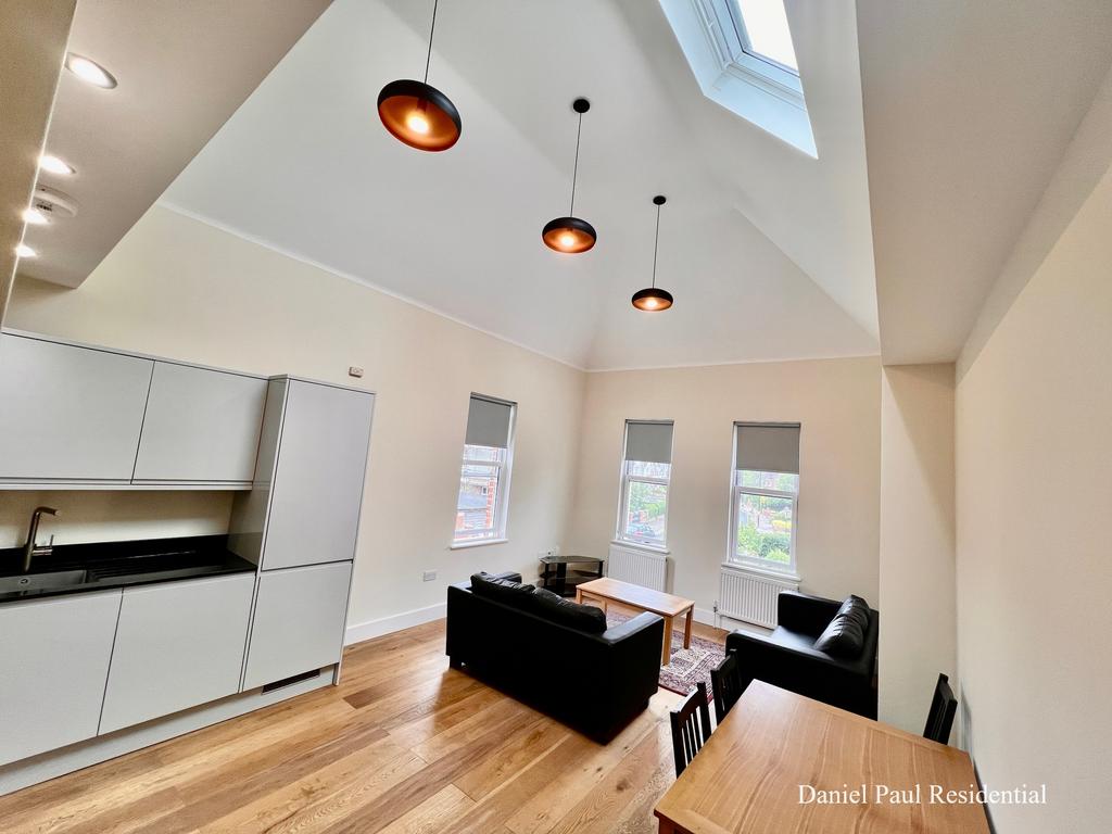 Creffield Road 2 bed flat - £2,149 pcm (£496 pw)