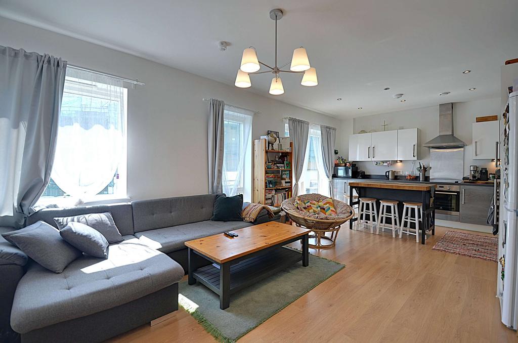 at Dan Court, Lakeside Drive, London... 2 bed apartment - £118,750