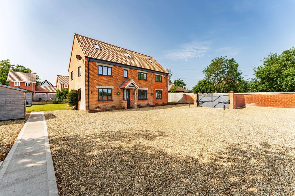 Main Road, Little Fransham 5 bed detached house - £500,000