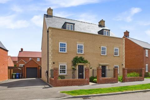 Nightingale Drive, Towcester, NN12 4 bed detached house - £400,000