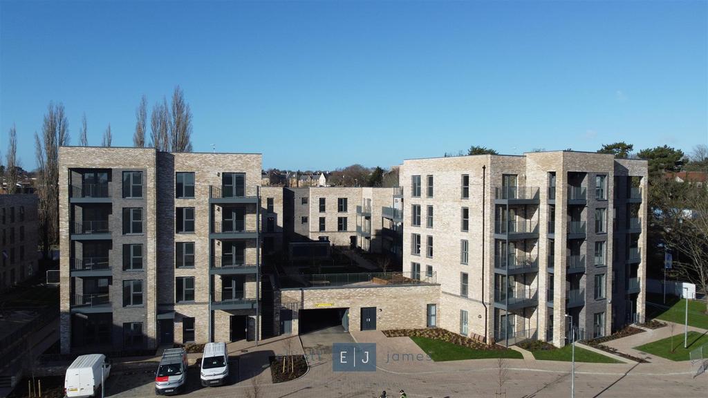 Epping Gate, Loughton IG10 2 bed apartment to rent - £2,150 pcm (£496 pw)