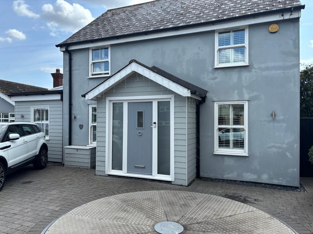 St Johns Road, Clacton-on-Sea, CO16 2 bed detached house - £300,000