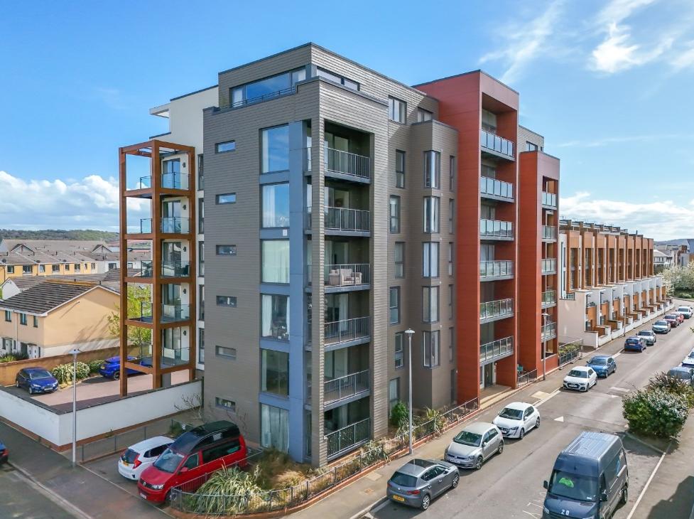 Newfoundland Way, Portishead... 2 bed apartment to rent - £1,500 pcm (£ ...