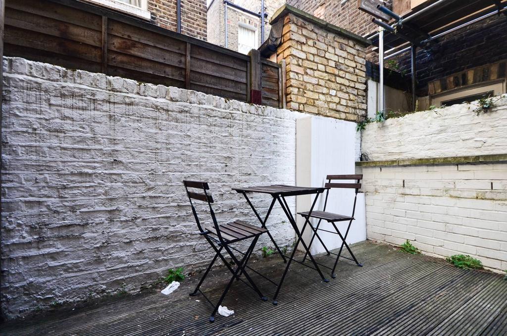 Fairholme Road, West Kensington... Studio to rent - £1,712 pcm (£395 pw)