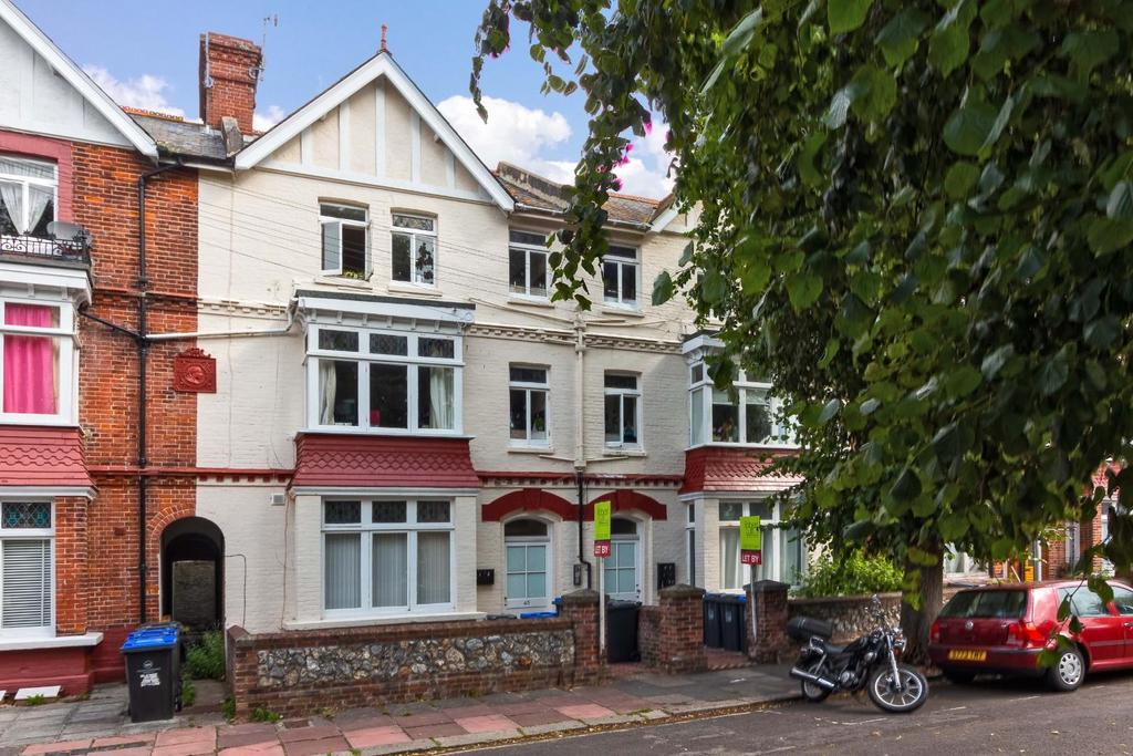 Warwick Gardens, Worthing 1 bed flat - £1,050 pcm (£242 pw)