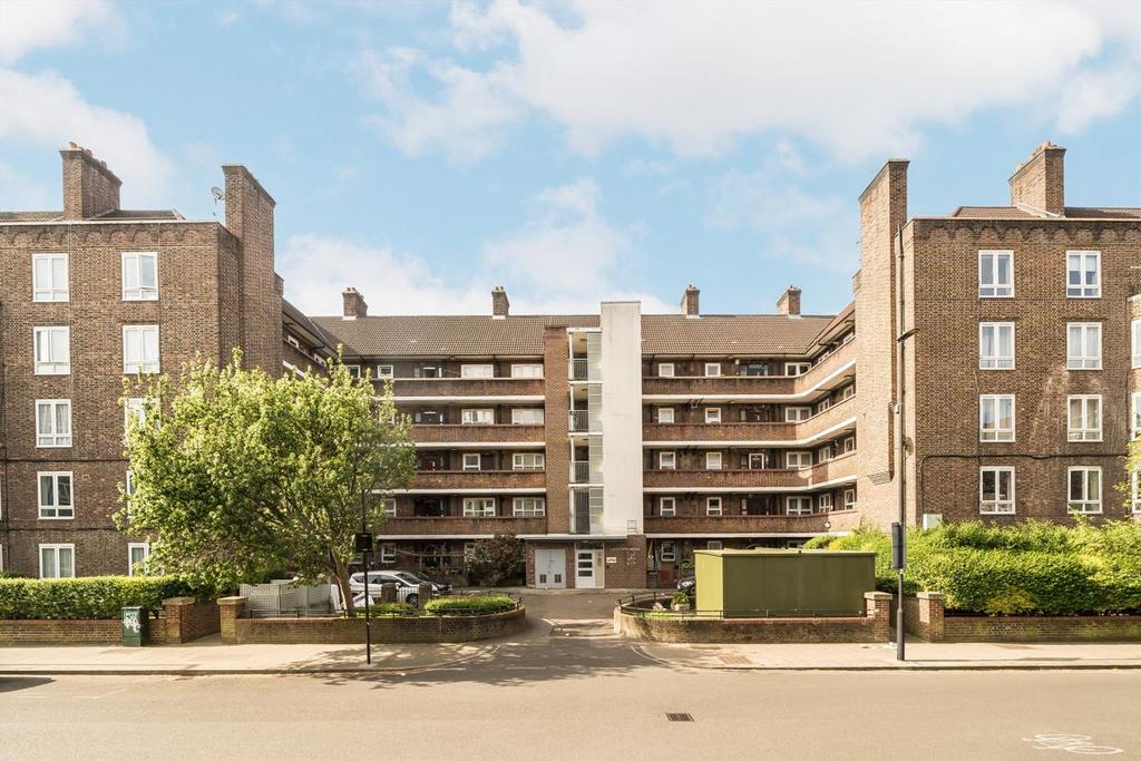 Dorset Road, London SW8 3 bed flat - £2,750 pcm (£635 pw)