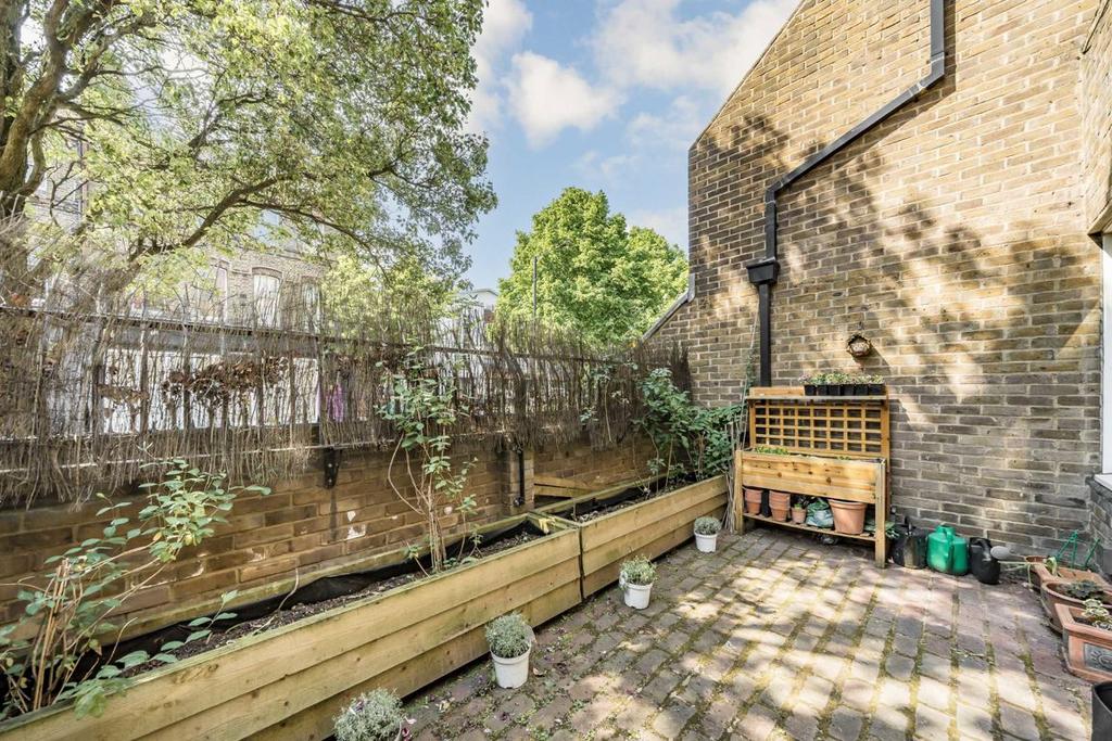 Briar Walk, London W10 2 bed maisonette for sale - £475,000