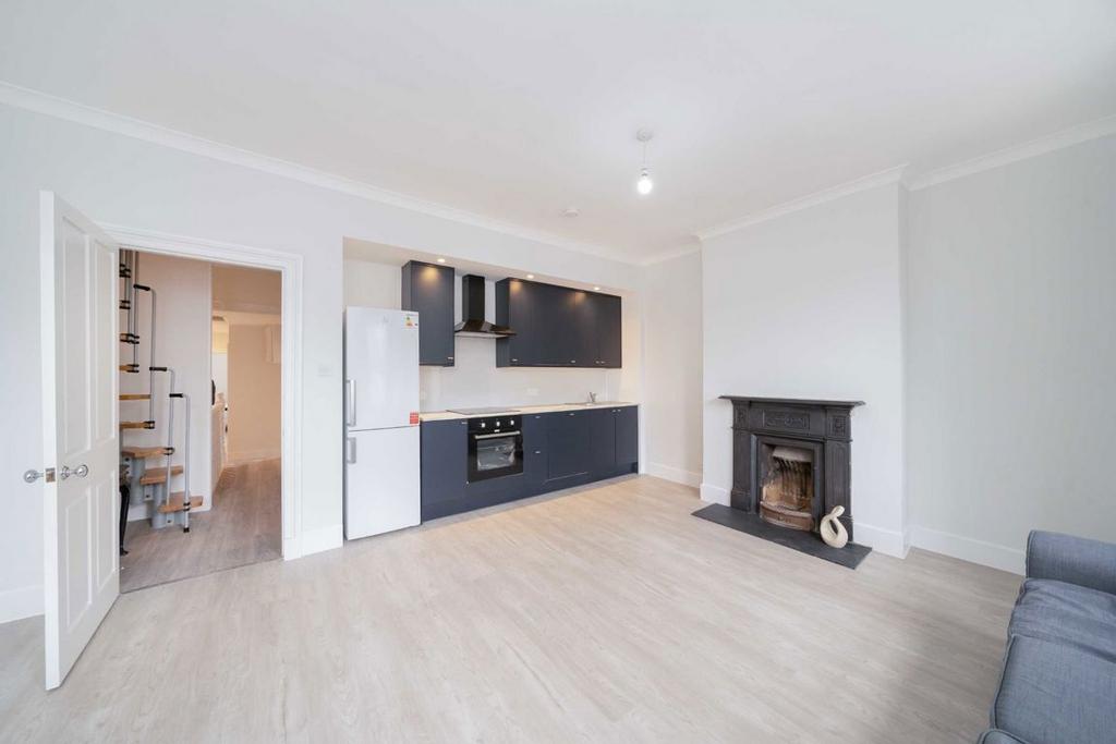Larch Road, London NW2 3 bed flat to rent - £3,198 pcm (£738 pw)