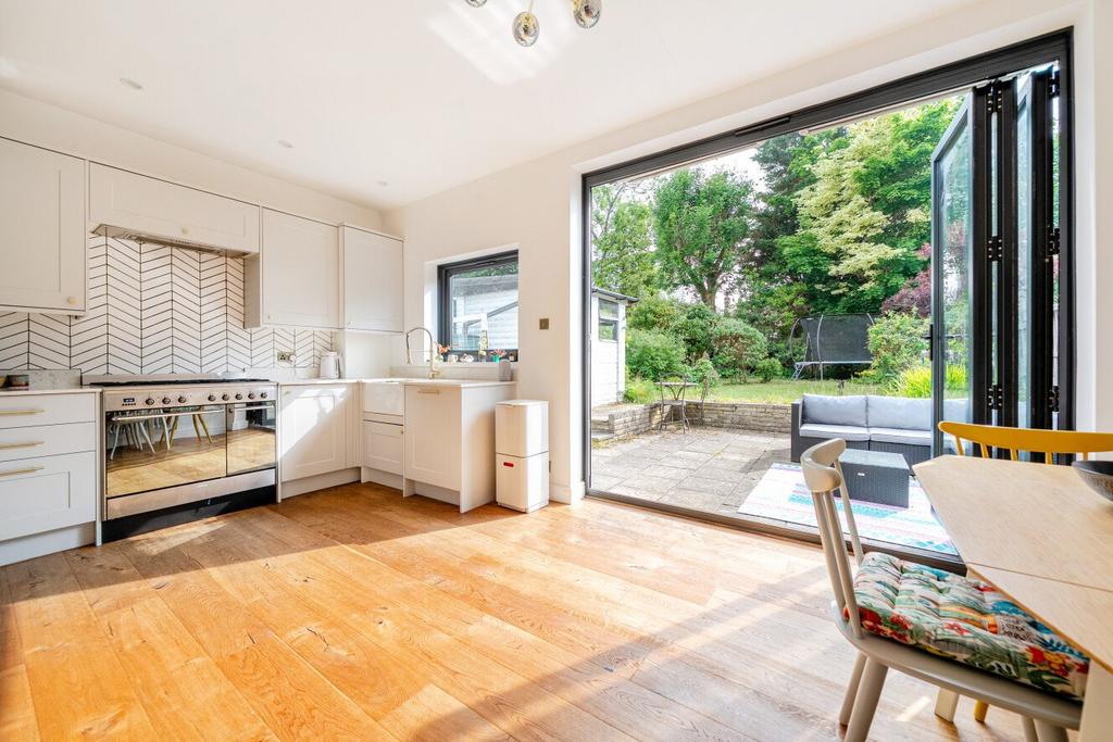 De Bohun Avenue, Southgate, London, N14 3 bed semi-detached house for ...