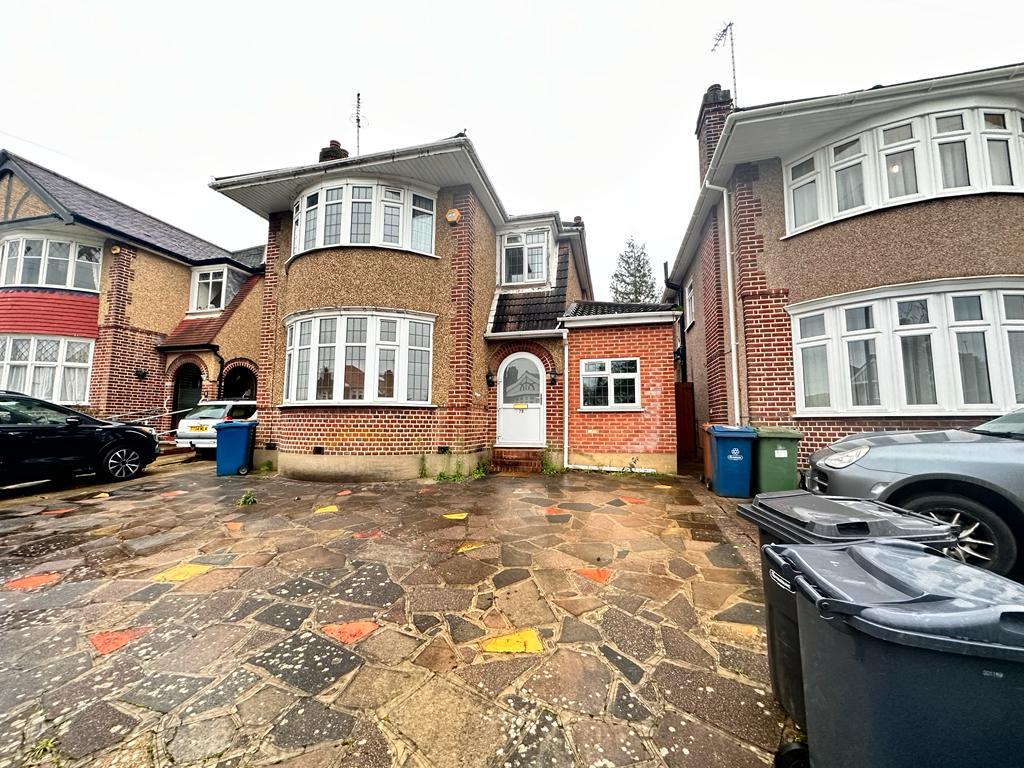 Harrow HA2 4 bed detached house to rent - £3,050 pcm (£704 pw)