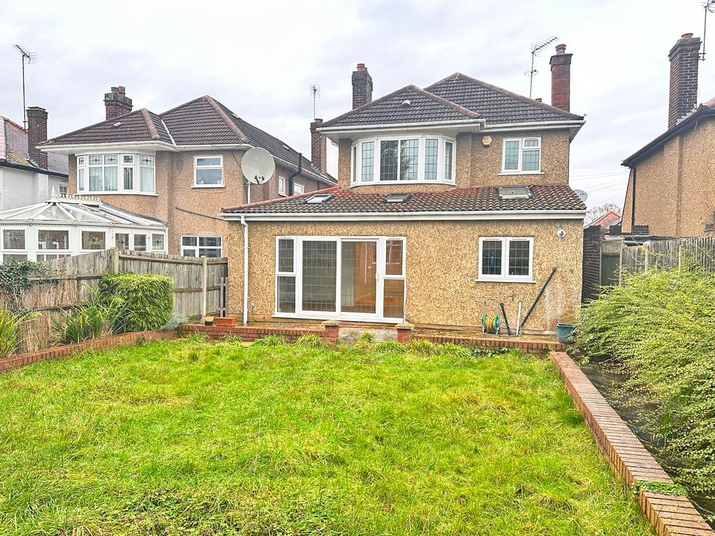 Harrow HA2 4 bed detached house - £3,050 pcm (£704 pw)
