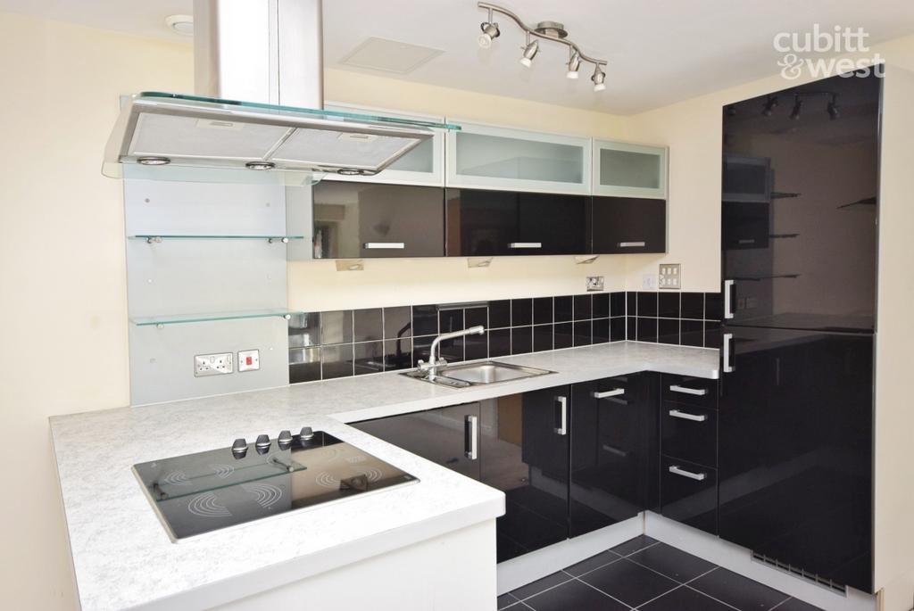 Throwley Way Sutton SM1 2 bed apartment to rent - £1,750 pcm (£404 pw)