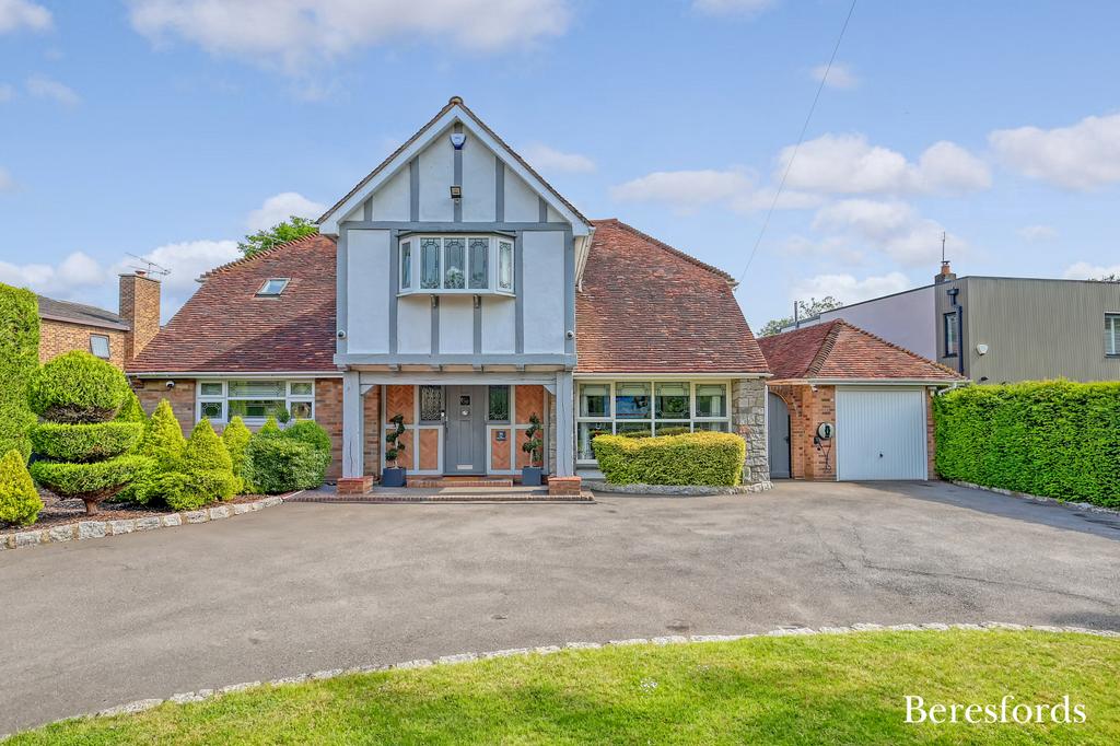 Rayleigh Road, Hutton, CM13 4 bed detached house - £1,425,000