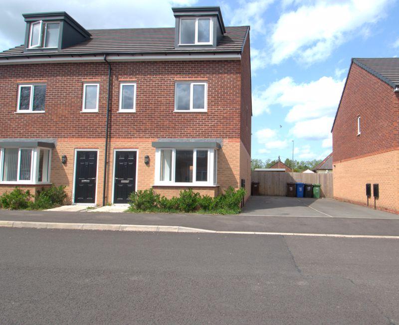 St. Gabriels Close, Leigh 3 bed semi-detached house - £880 pcm (£203 pw)
