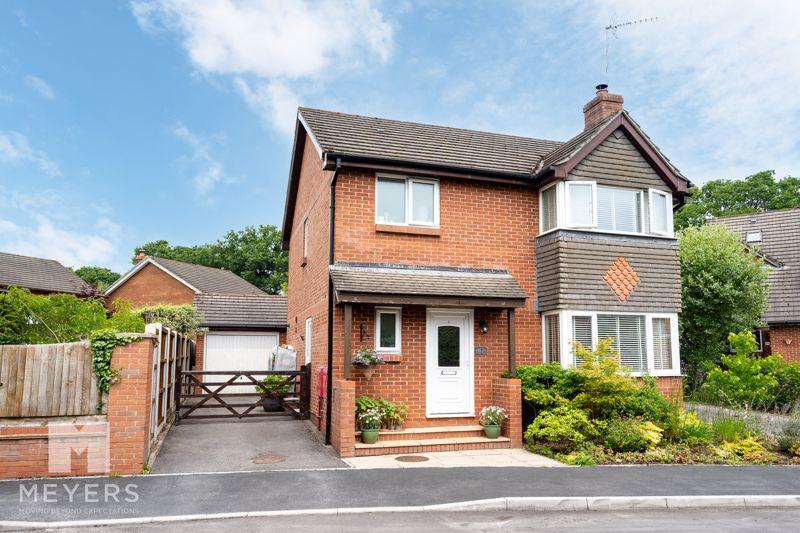 Hazelwood Drive|Verwood|BH31 6YG 3 bed detached house for sale - £420,000