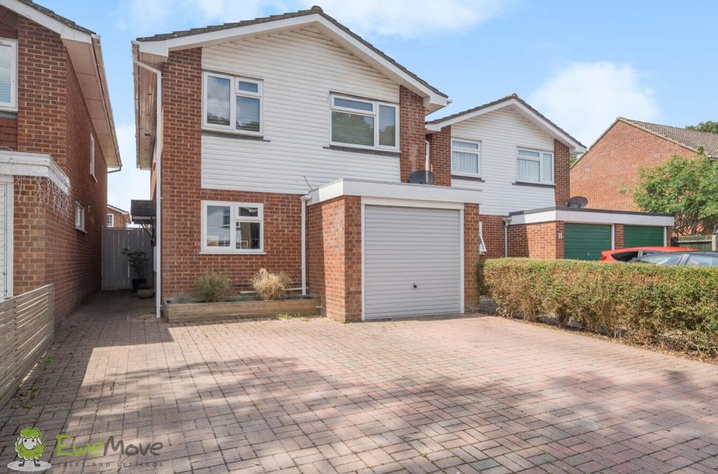 Adam Close, Tadley RG26 4 bed detached house - £500,000
