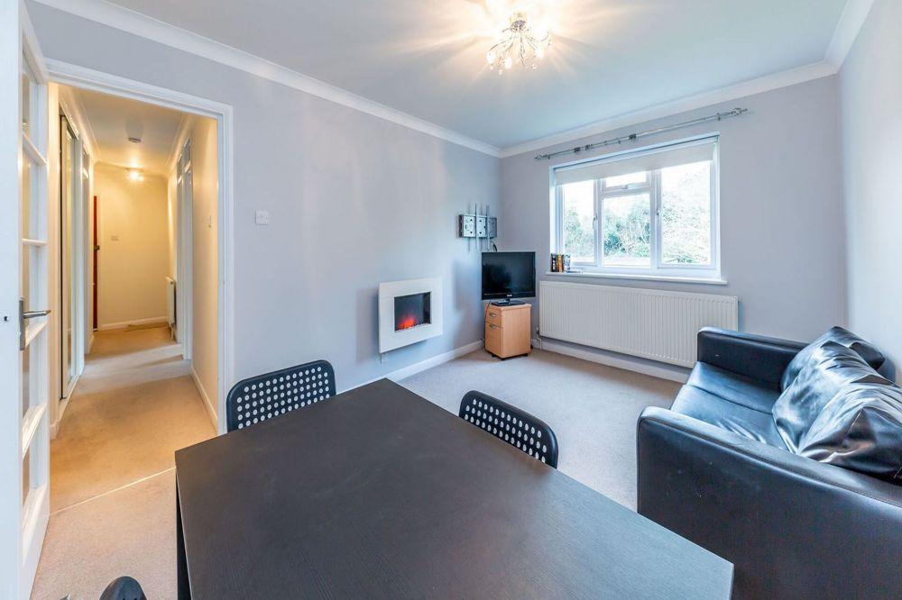 EN5 2 bed flat - £1,694 pcm (£391 pw)