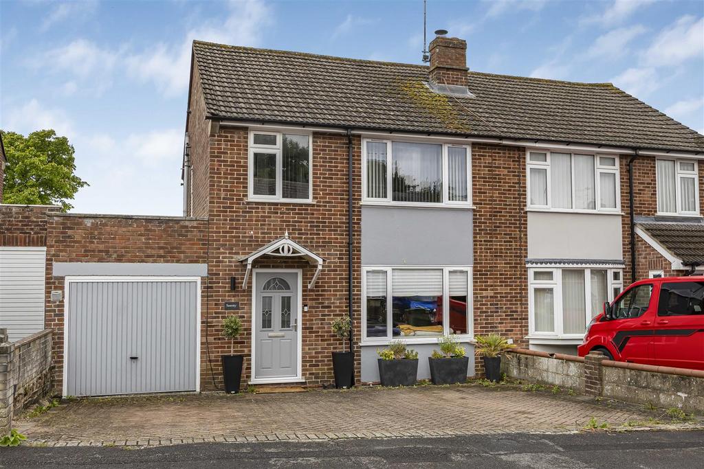 Cedar Way, Basingstoke 3 bed semi-detached house - £450,000