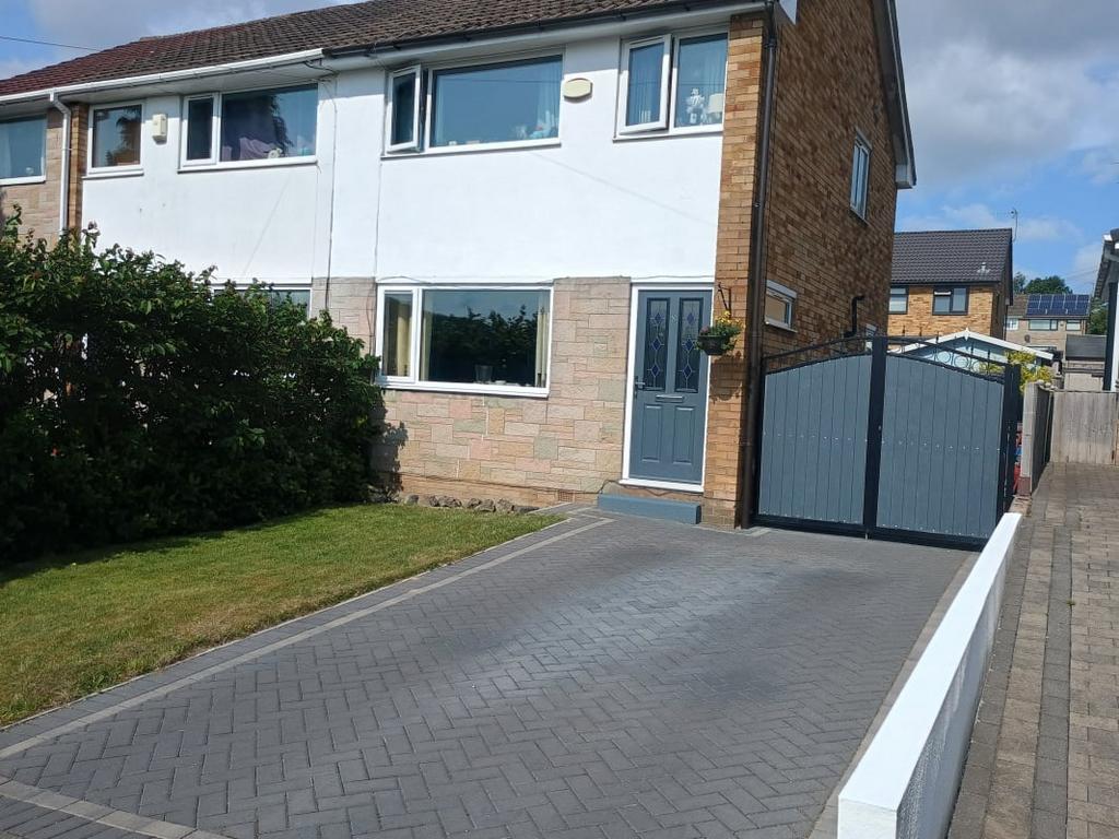 Topcliffe Avenue, Leeds, LS27 3 bed semi-detached house for sale - £249,995