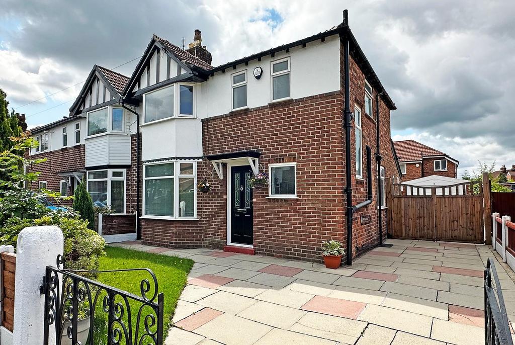Ridley Drive, Timperley 3 bed semi-detached house - £485,000