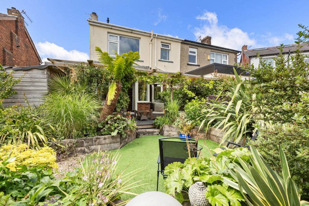 Burnley BB10 3 bed semi-detached house for sale - £180,000