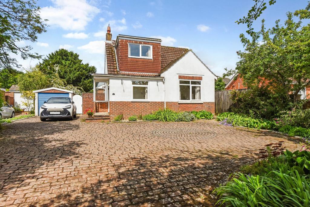 New Road, Clanfield, Hampshire 2 bed bungalow for sale - £395,000
