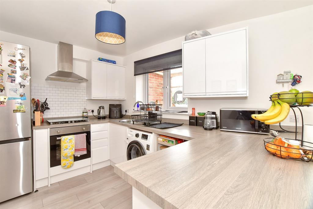 Branbridges Road, Tonbridge TN12 3 bed terraced house - £231,500