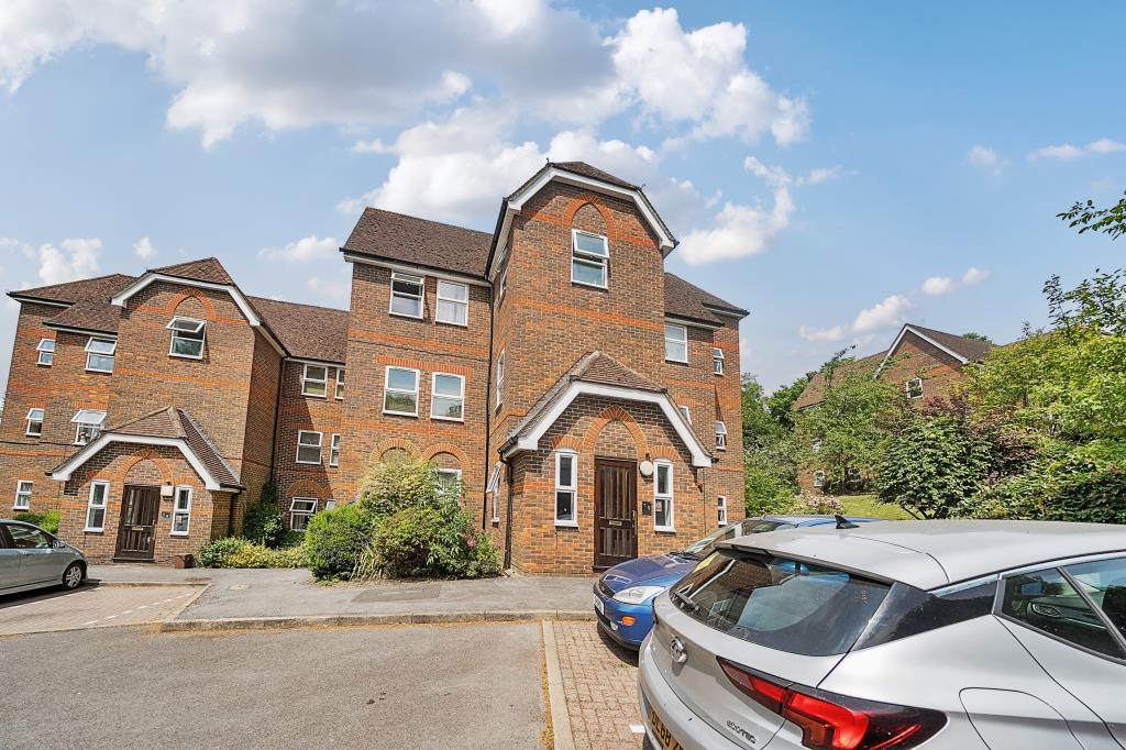 Balmoral Court, High Wycombe, HP13 3 bed flat to rent - £1,500 pcm (£ ...