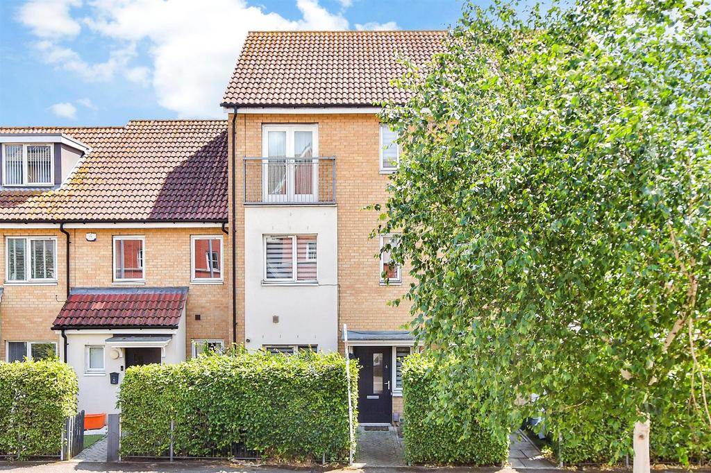 Churchill Avenue, Basildon SS14 4 bed townhouse for sale - £314,000